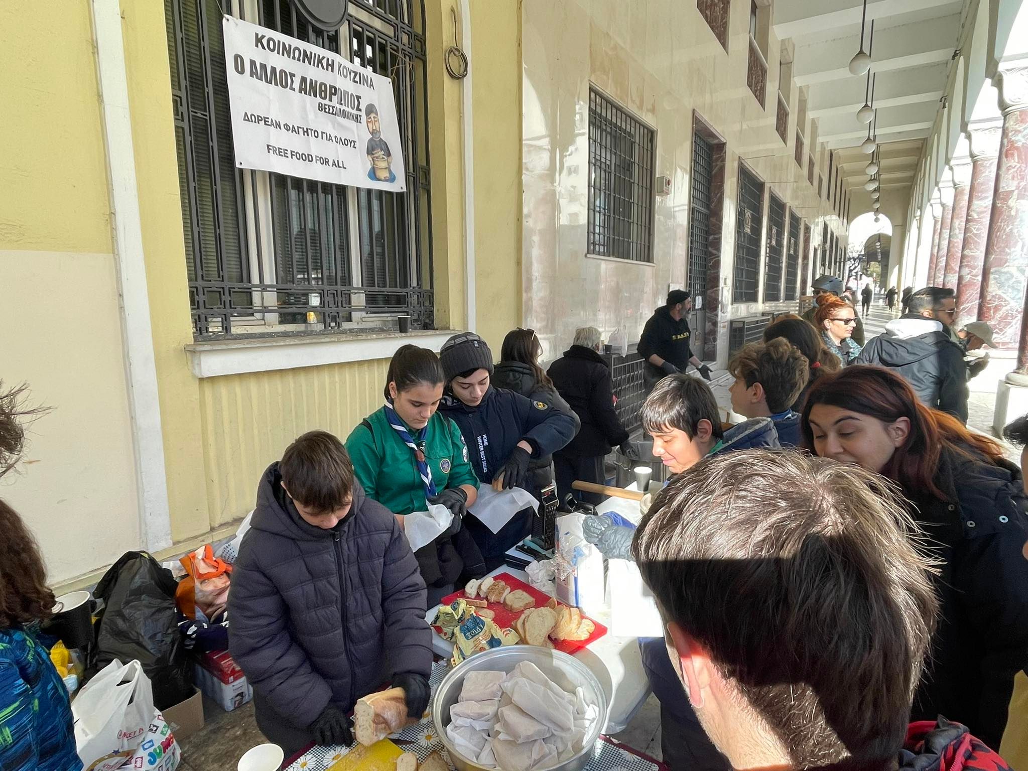 Ο «Άλλος Άνθρωπος» και οι Πρόσκοποι της Ανάληψης μαγειρεύουν στην ...